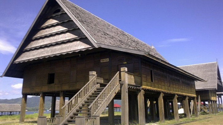 7 Ciri Khas Rumah Adat Sulawesi Barat dan Filosofinya