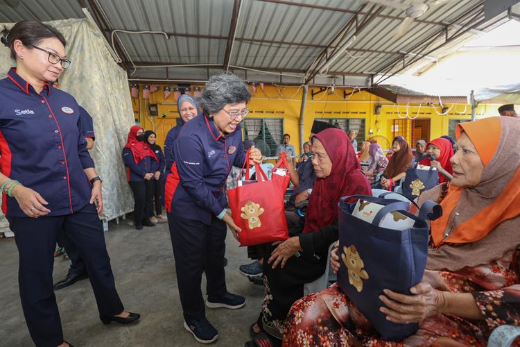 S P Setia Foundation Brings Raya Warmth To Old Folks’ Home - iproperty ...