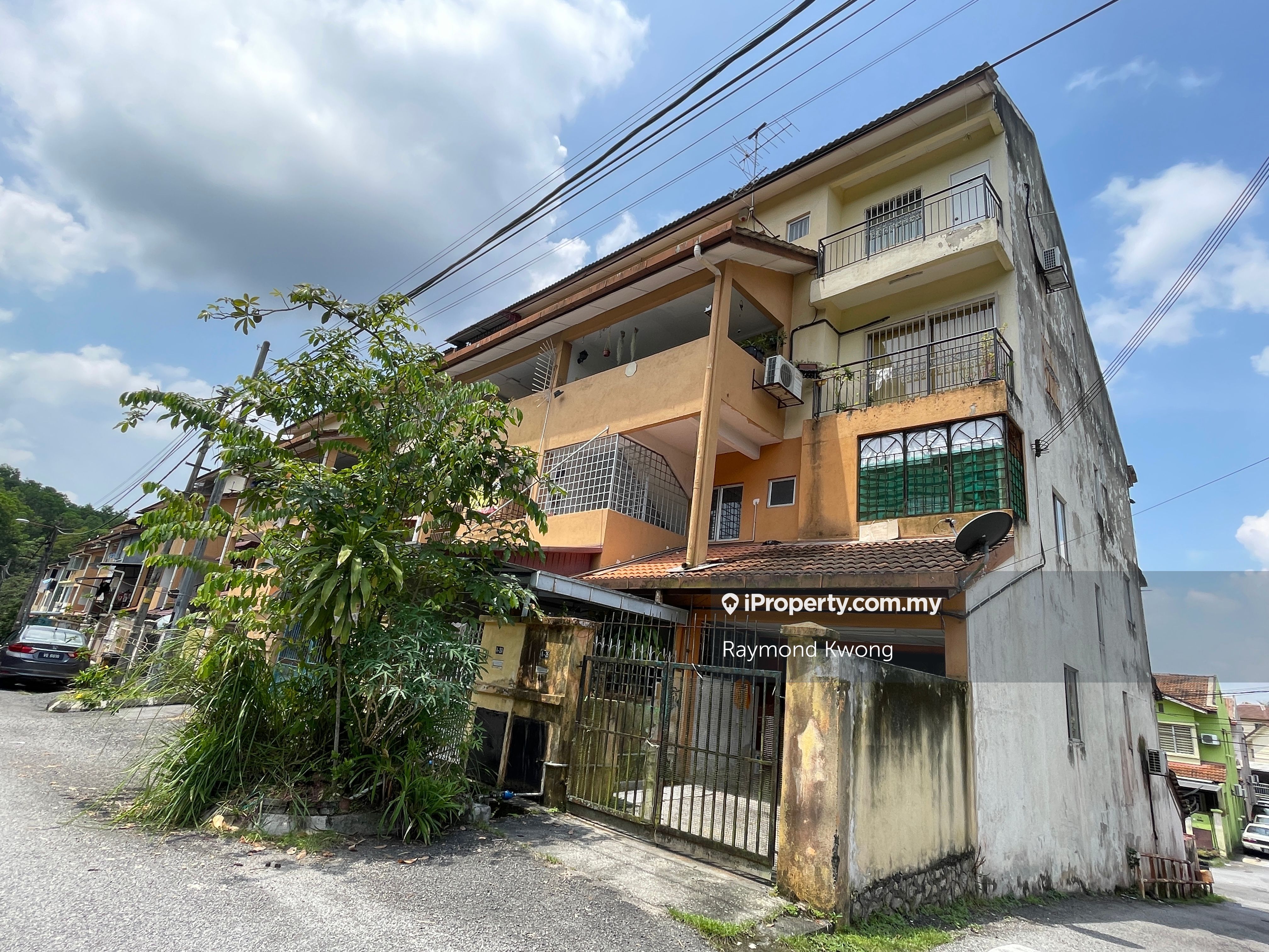 Taman Sinaran Balakong, Seri Kembangan End lot Townhouse 3 bedrooms for ...