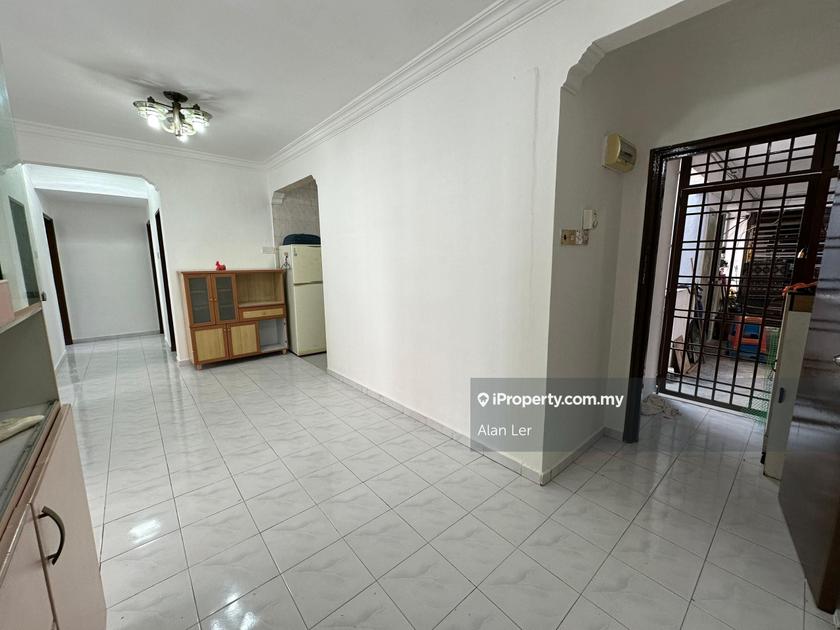 Apartment for sale at Sri Putra Apartment - RM 240,000 | iProperty Malaysia