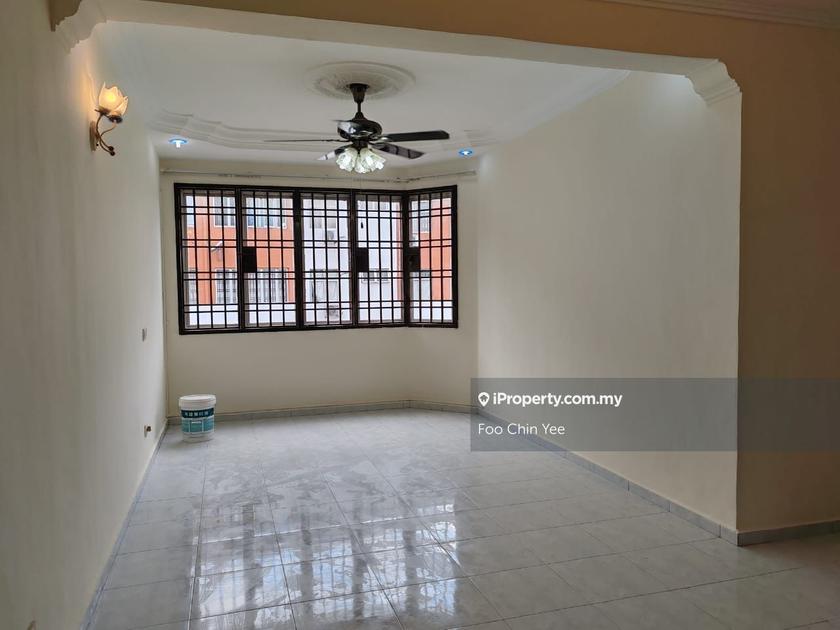 Apartment for sale at Sri Putra Apartment - RM 218,000 | iProperty Malaysia