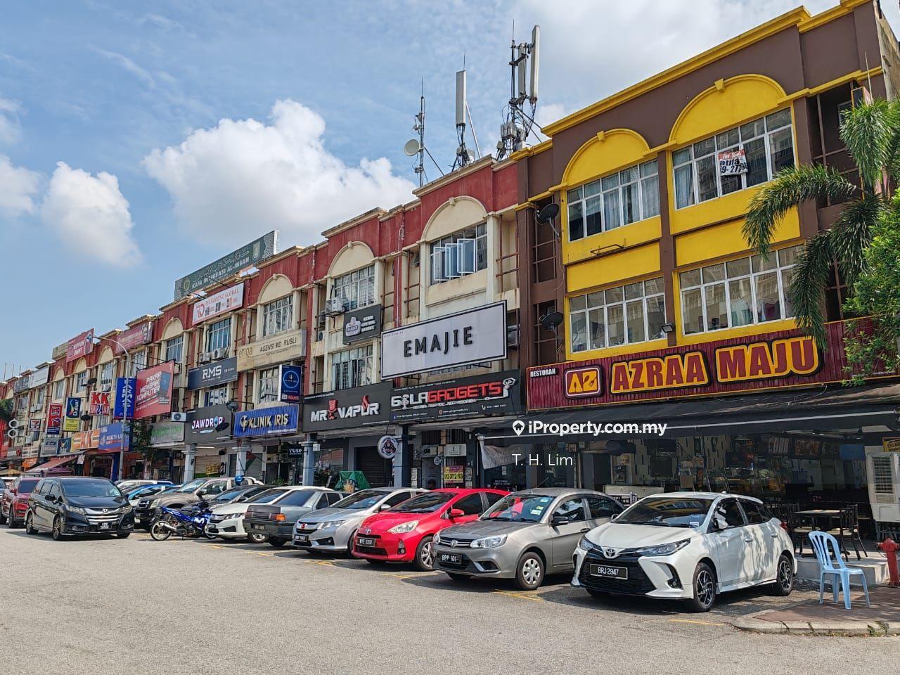 Kedai untuk Dijual di Seksyen 13, Shah Alam oleh T. H. Lim