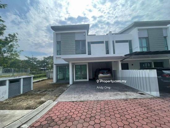 Semi-Detached House for Sale in Taman Molek, Johor Bahru by Andy Ong