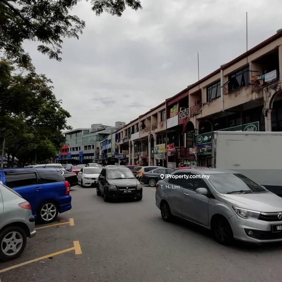 Shop for Sale in Seksyen 19, Shah Alam by T. H. Lim