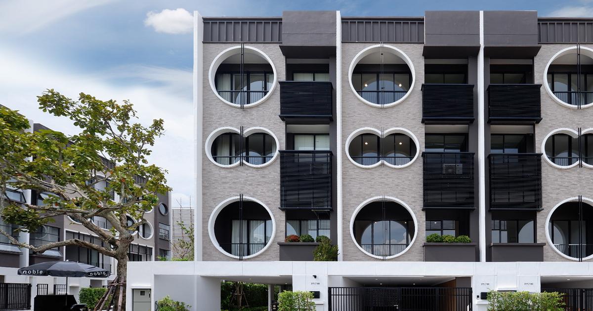Noble Curve (โนเบิล เคิร์ฟ) ทาวน์โฮม สไตล์ Mid-Century Modern บนถนน ...